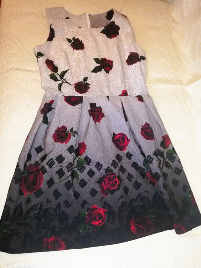 Cvetna haljinica iznad kolena