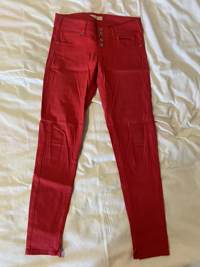 crvene pantalone