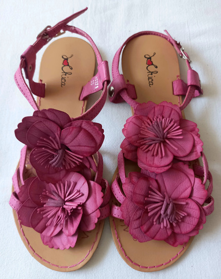 Ravne sandale sa cvetovima.