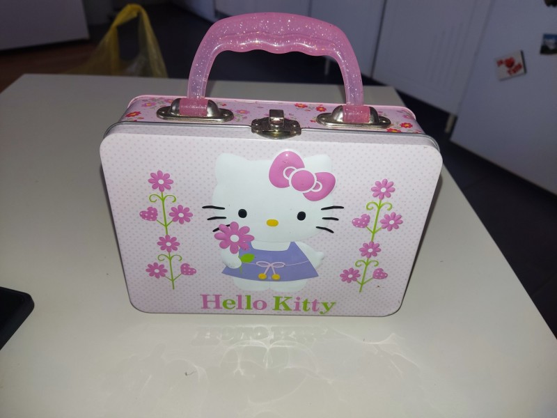 Hello kitty koferce