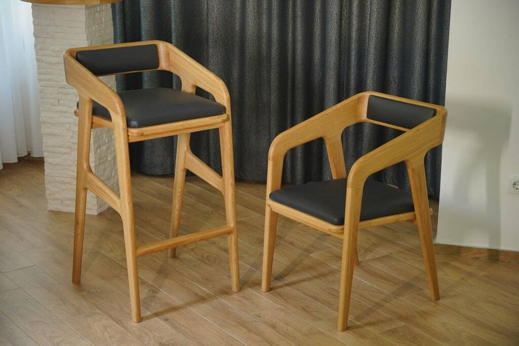 Ove elegantne stolice jedinstvenog dizajna izrađene su od punog drveta