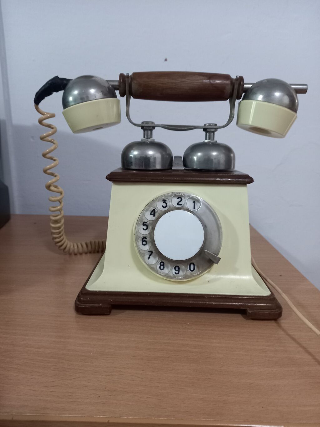 Prodajem stari, ruski telefon, ispravan