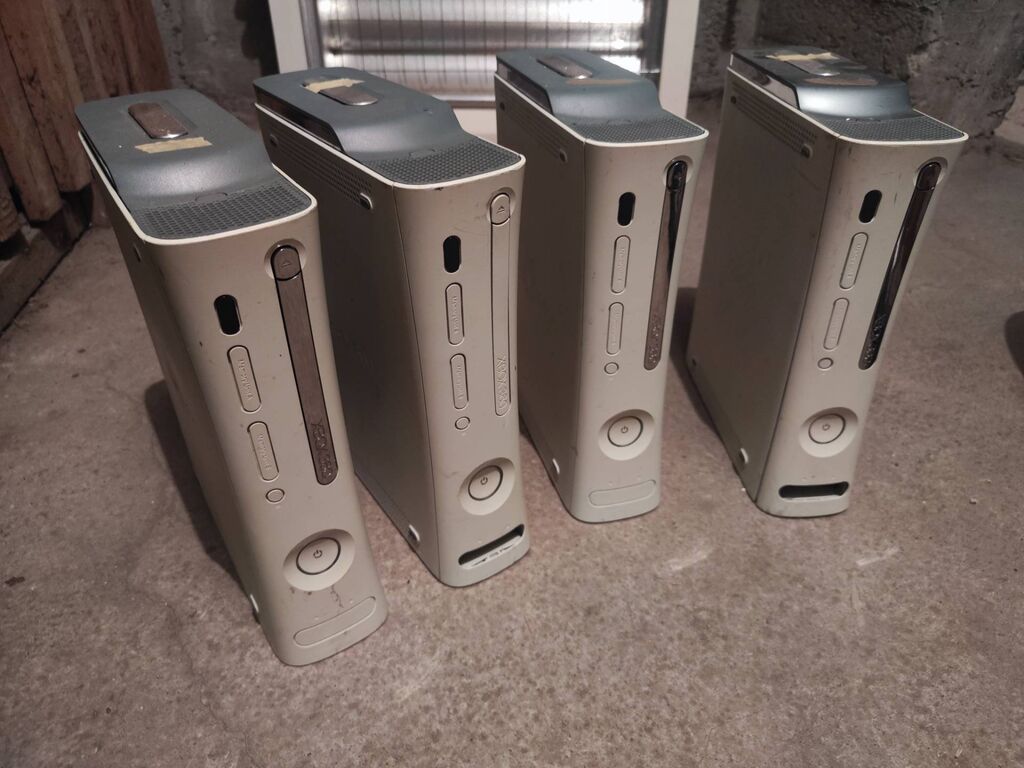 Prodajem Xbox 360 konzolu. Originalni model iz 2005. Ima poteškoće sa