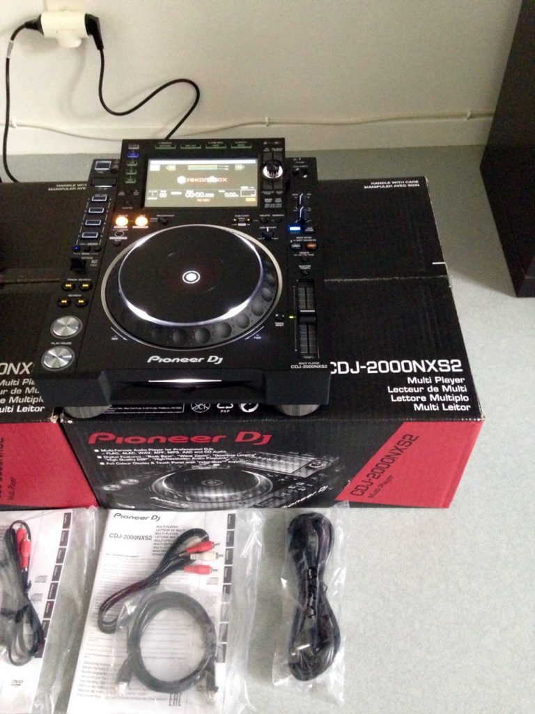 Prodaju: Pioneer DJ-SET : Pioneer 2x CDJ-2000 NXS2 & Pioneer DJM-900 NXS2 + Pioneer Hdj-2000 Mk2