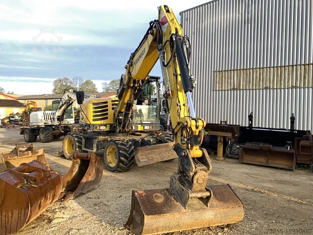 Mobilni bager
Yanmar B95W with two-piece offset boom and 3 buckets