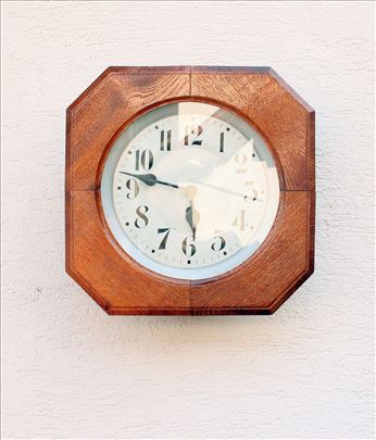Stari zidni sat sa klatnom, Industrial Design.