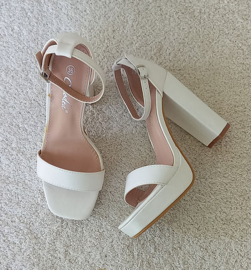 Nove bele sandale
