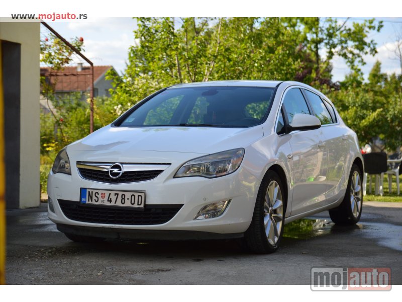 Opel Astra J 2.0CDTI / GARAŽIRAN