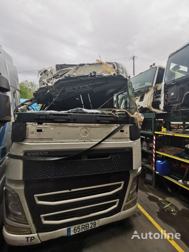 Volvo FH 500 kamion za prevoz metalnog otpada nakon udesa