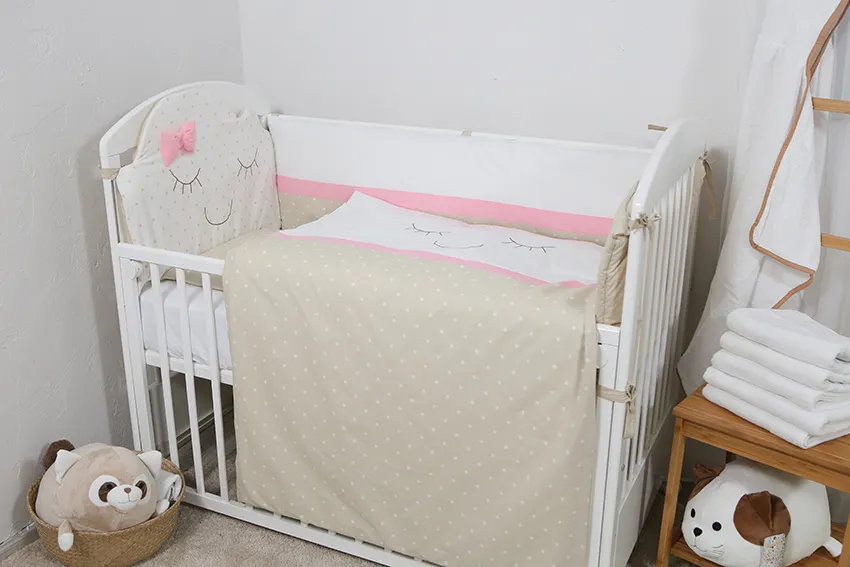 Bebi posteljina sa ogradicom za krevetac roze Oblak