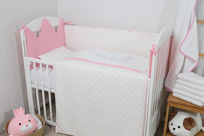 Bebi posteljina sa ogradicom za krevetac roze Krunica