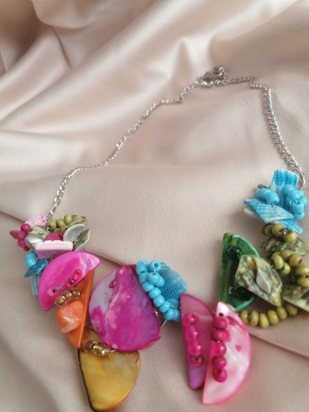 Unikatna ogrlica napravljena od sedefa i staklenih perli