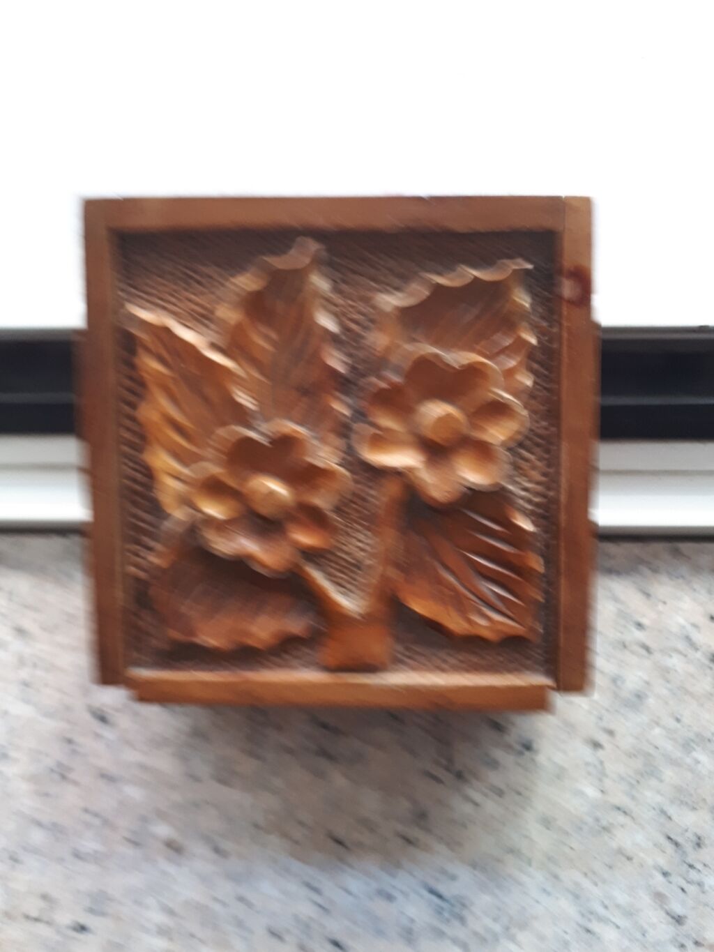 Stara drvena kutija sa rezbarenim aplikacijama u vidu dva cbeta,sa