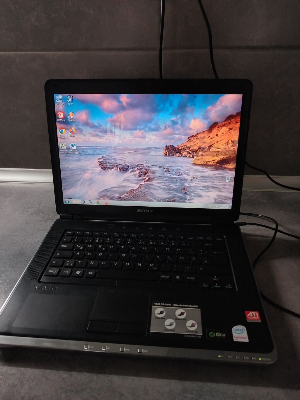 Laptop, u odlilnom stanju, korišćen za slanje mailova, kao nov, skroz