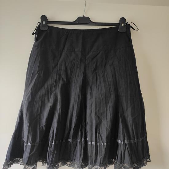 Crna postavljena suknja