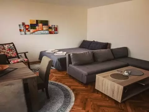 Ustanak Apartman