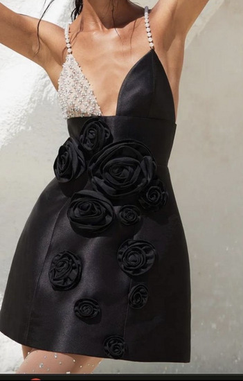 Elegantna crna haljina sa ruzama