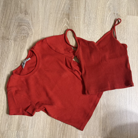 Dve crvene xs krop-top majice