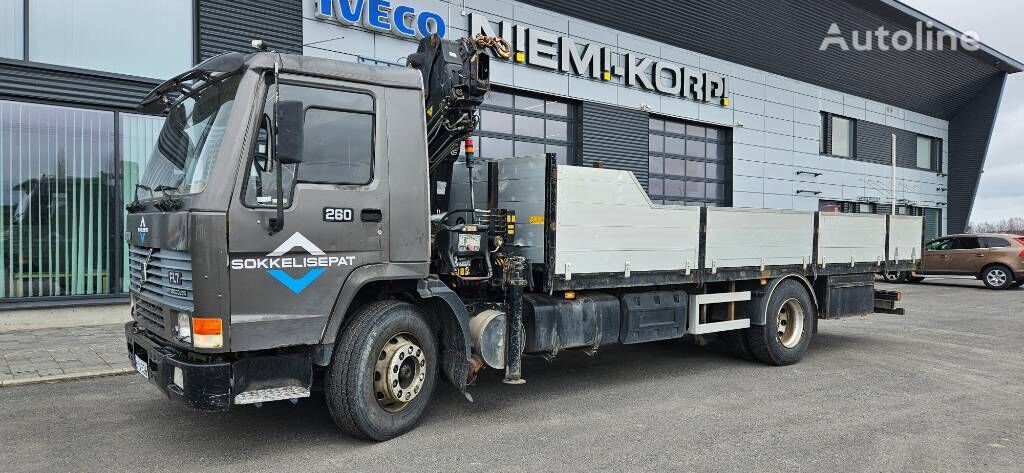 Volvo FL7 kamion s ravnom platformom