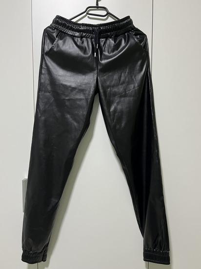 Crne pantalone od eko kože