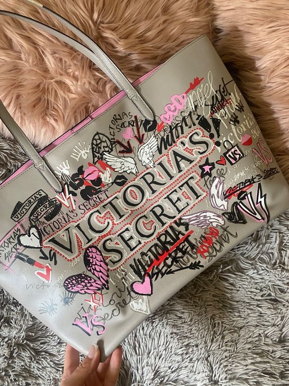 Victoria’s Secret original kozna torba. Cena: 3000 din