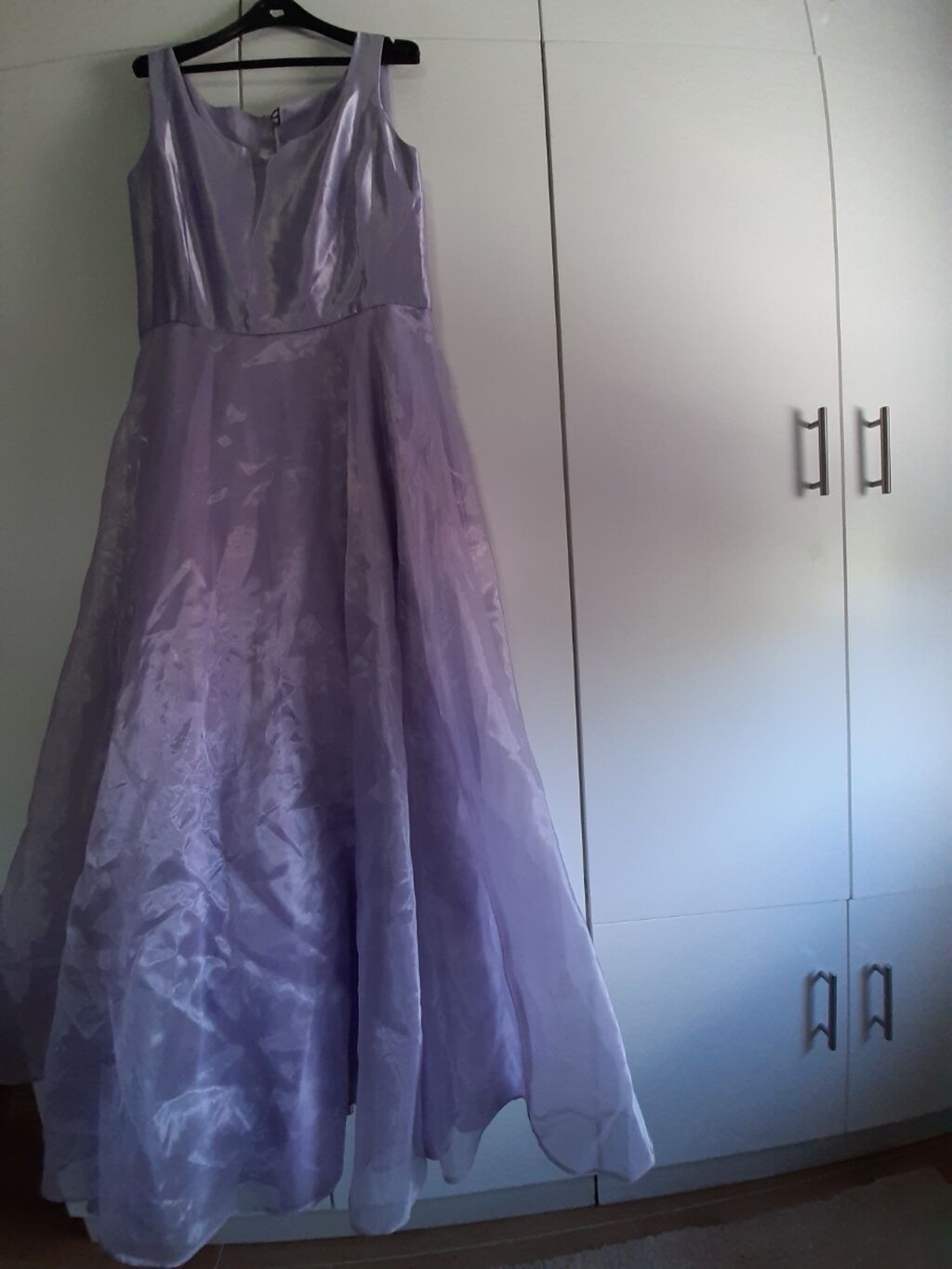 Prelepa svecana haljina u svetlo lila boji kombinacija sa organdinom i