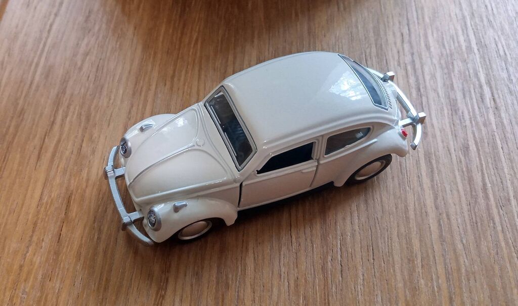 Nov metalni model automobila VW Buba. Mogu da mu se otvaraju vrata