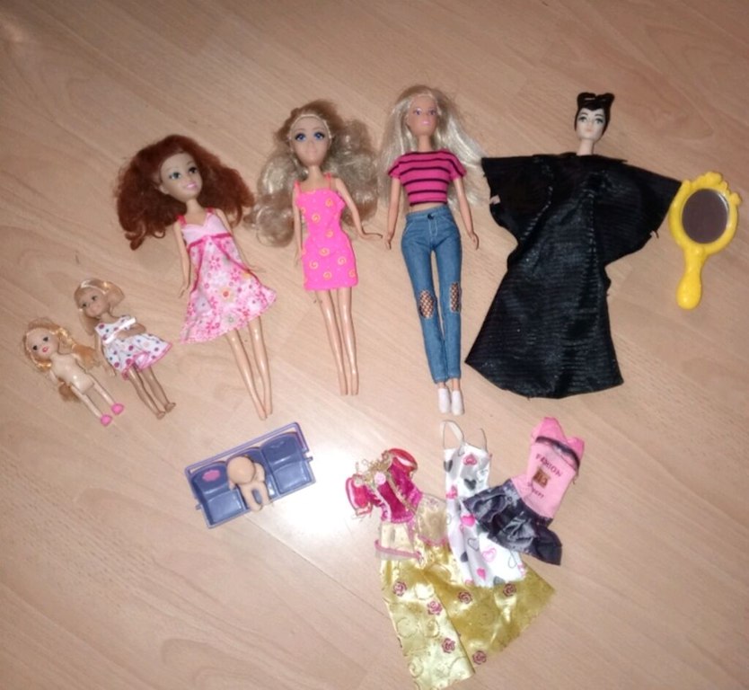 3 Barbike, 2 manje lutke, veštica i sa njima idu još 3 haljine, beba