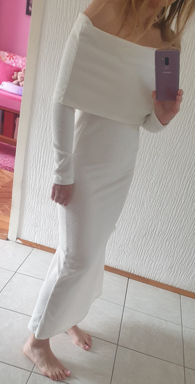 Duga bela haljina sa otkrivenim ramenima