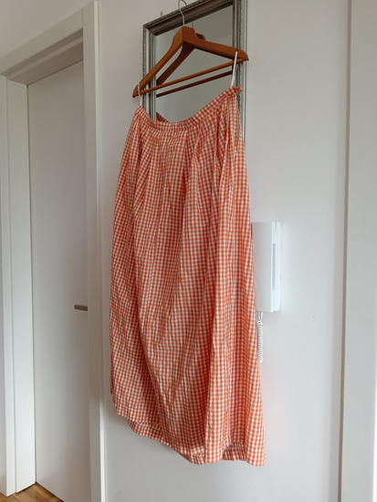 Narandžasta suknja na kockice
