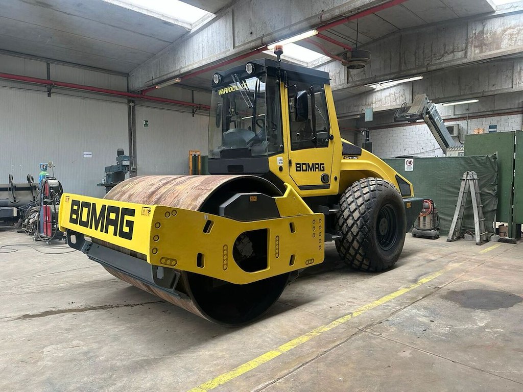 BOMAG BW213D4 kompaktor s jednim valjkom