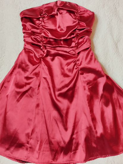 Crvena satenska haljina