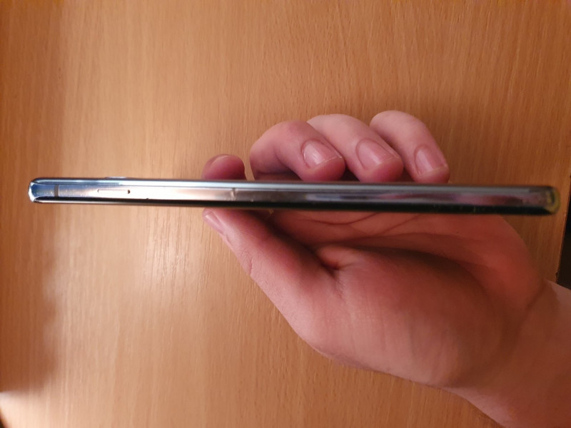 Samsung Galaxy S10 u oštećenom stanju