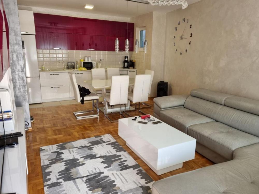 Dvoiposoban stan za izdavanje, 66m2, 900€