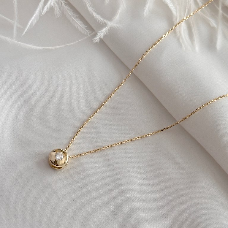 Klasična i elegantna zlatna ogrlica sa jednim cirkonom