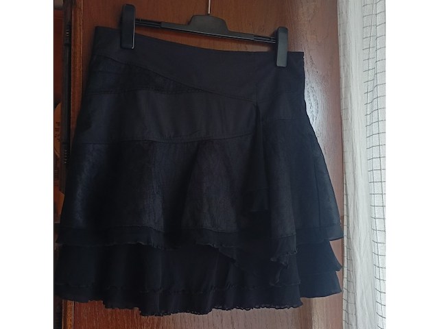 Nova crne boje suknja u slojevima ...savršena