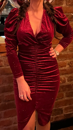 Elegantna crvena plišana haljina sa šljokicama