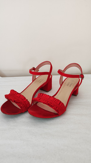 Crvene sandalice