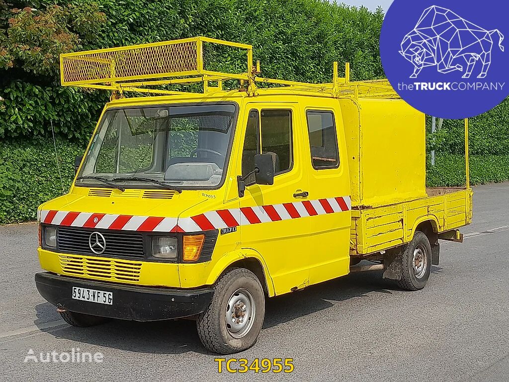 Mercedes-Benz 307 DUBBELE CABINE - OPEN LAADBAK kamion s ravnom platformom < 3.5t