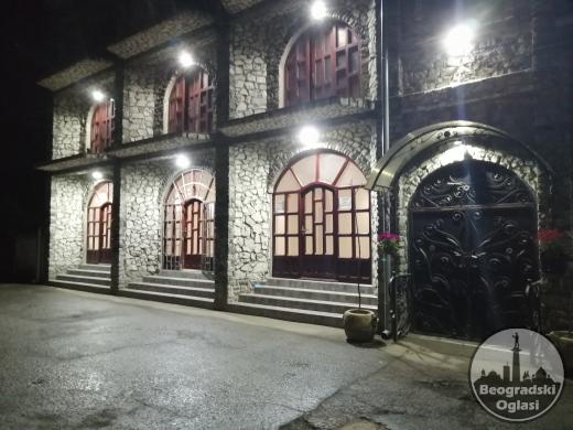 Izdajem lokal u strogom centru Žablja 150m2