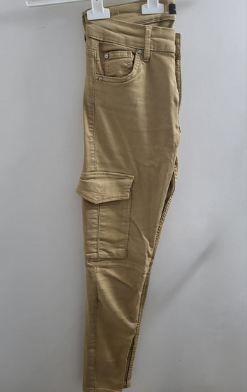 Bershka pantalone/uski cargo