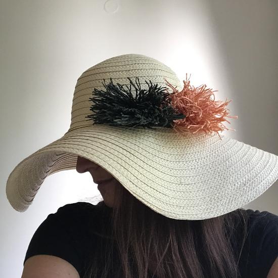 Nov beli damski šešir sa dva cveta