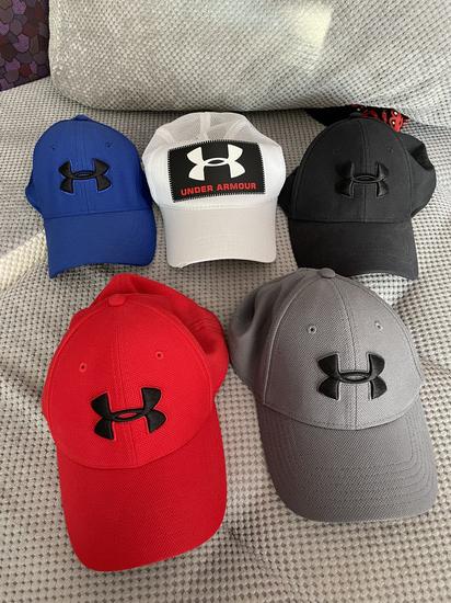 Under Armour Kacketi lot