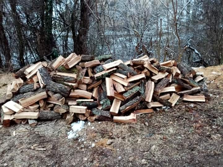 Na prodaju drva za ogrev , cepana i metrova
