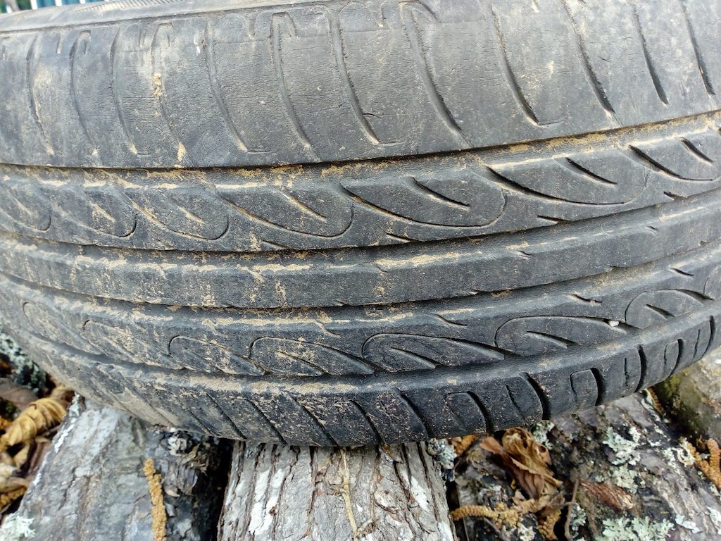 195/60 R15 par za 1000din