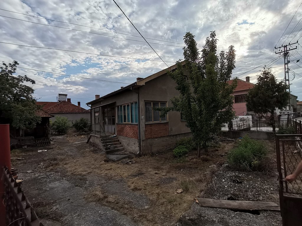 Prodaje se kuca u ulici Vojvode Putnika 136