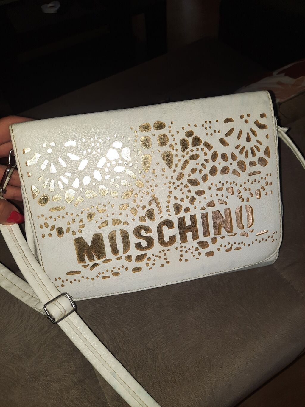 Moschino bela torba sa zlatnim detaljima