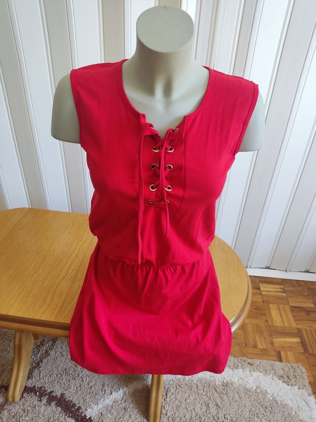 Nova prelepa crvena haljinica, vel M. cena 700 rsd