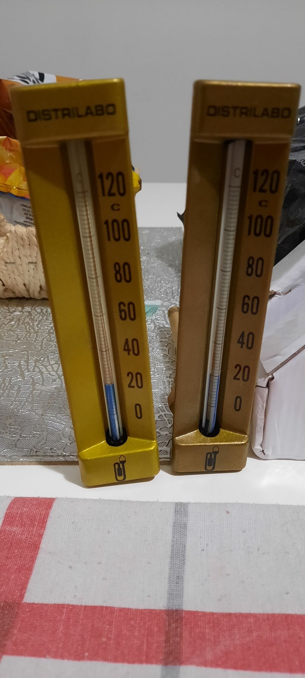 Termometar je merni uređaj za merenje temperature medija vode u