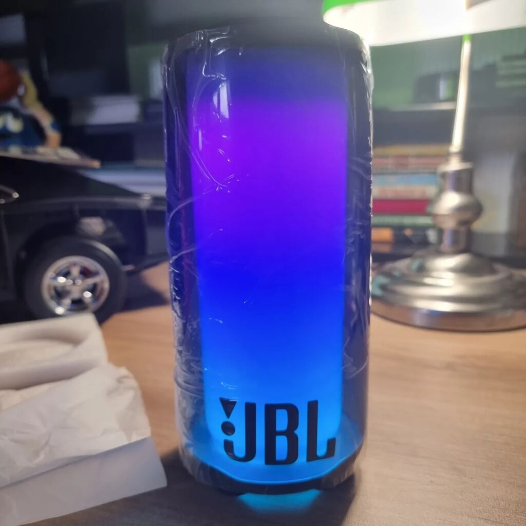 JBL Pulse 5 je prenosivi zvučnik koji pruža vrhunski zvuk i